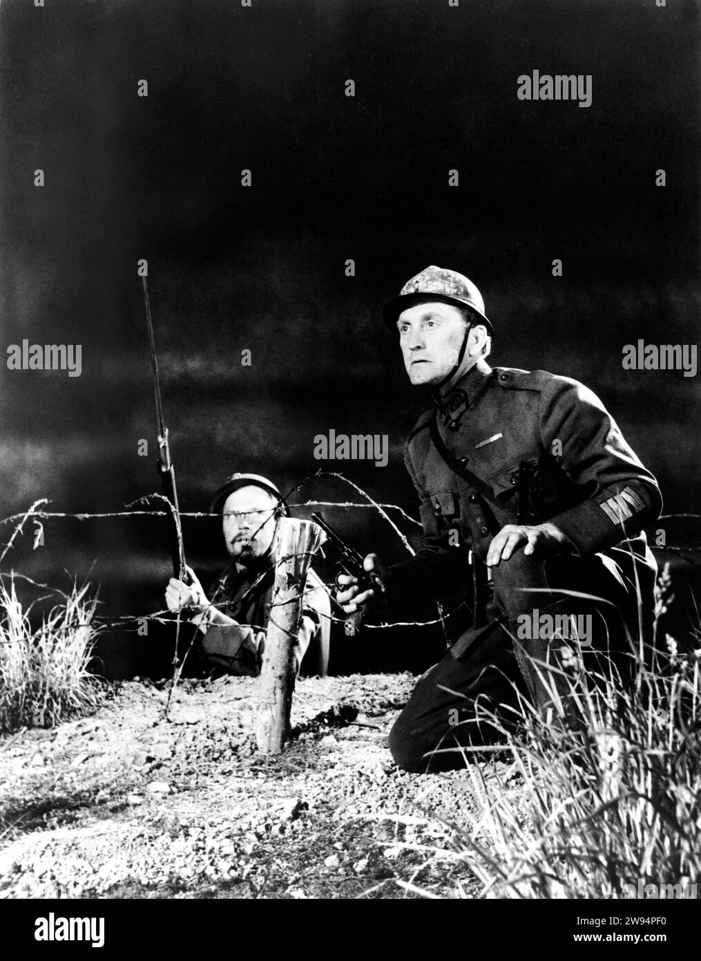 RALPH MEEKER and KIRK DOUGLAS in PATHS OF GLORY 1957 director STANLEY ...