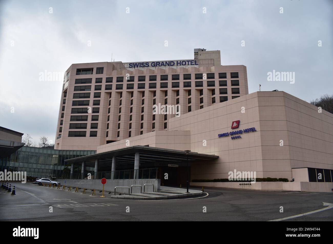 View of the 5 star Swiss Grand Hotel building in Seodaemun-Gu, Seoul ...