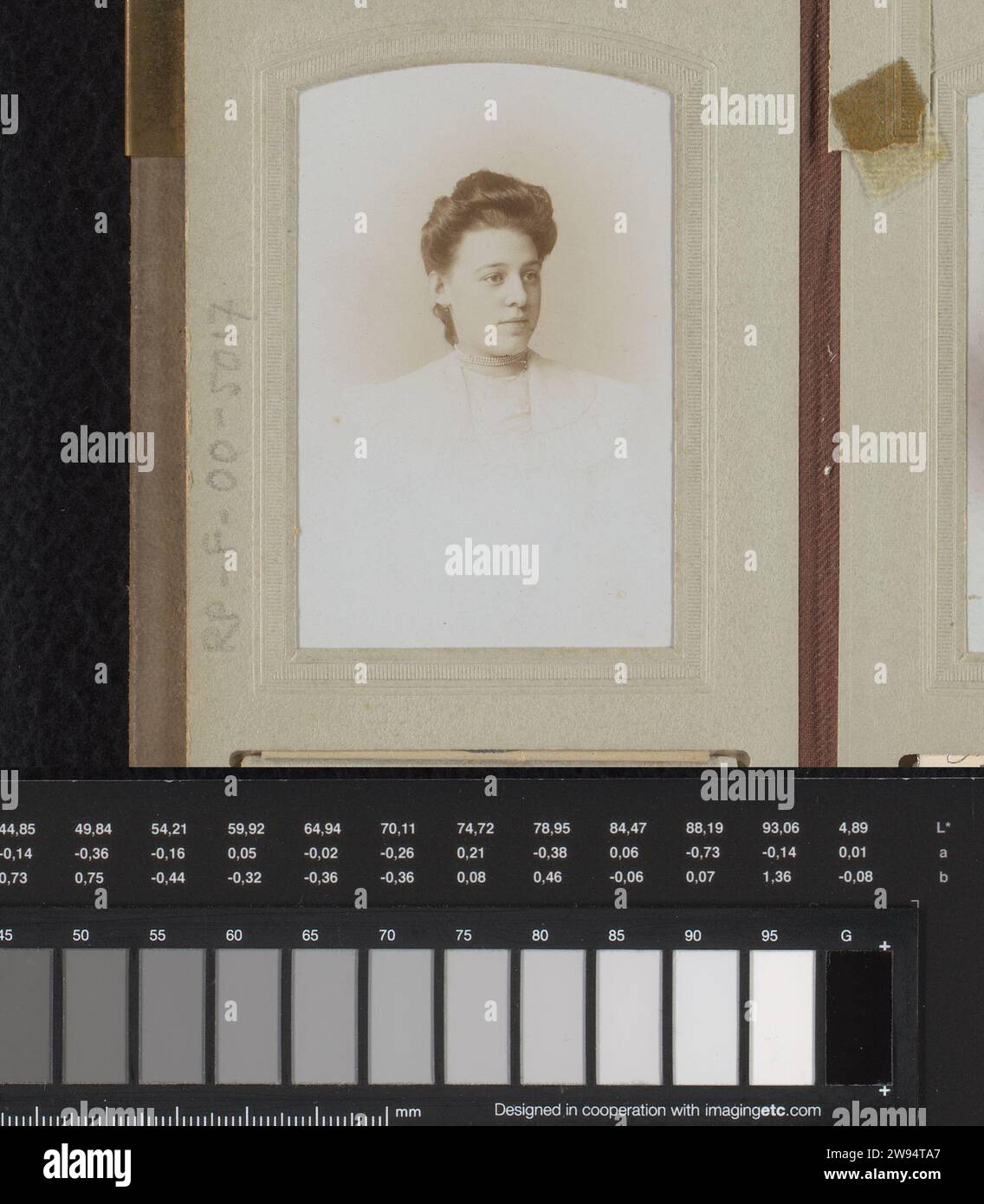 Portrait of a woman, Friedrich Carel Hisgen, c. 1890 - c. 1910 ...