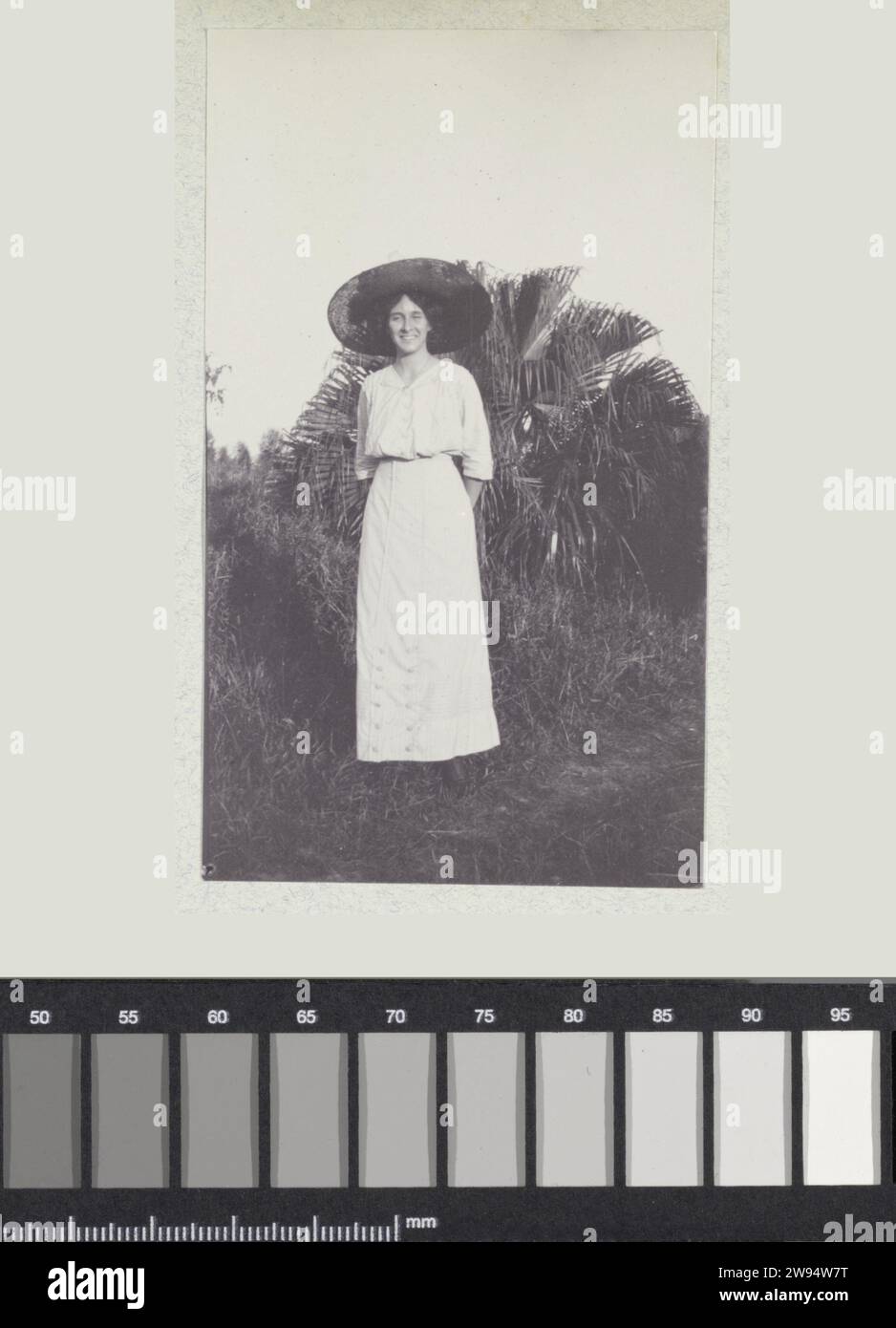 Maria Gonggrijp with a big hat, Andries Augustus Boom, 1911 photograph ...