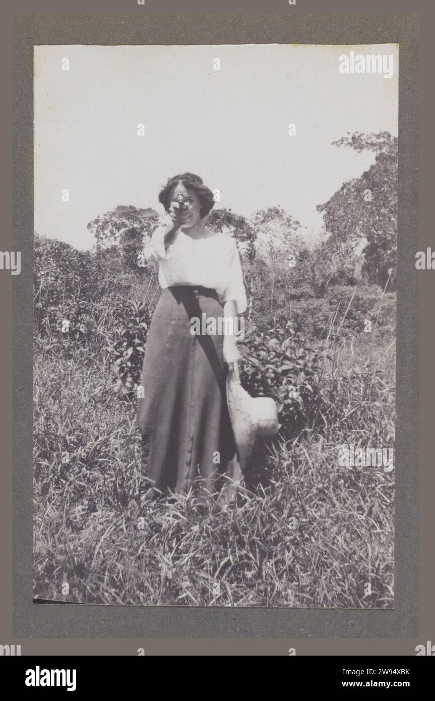 Maria Gonggrijp with gun, Andries Augustus Boom, 1911 photograph Maria ...