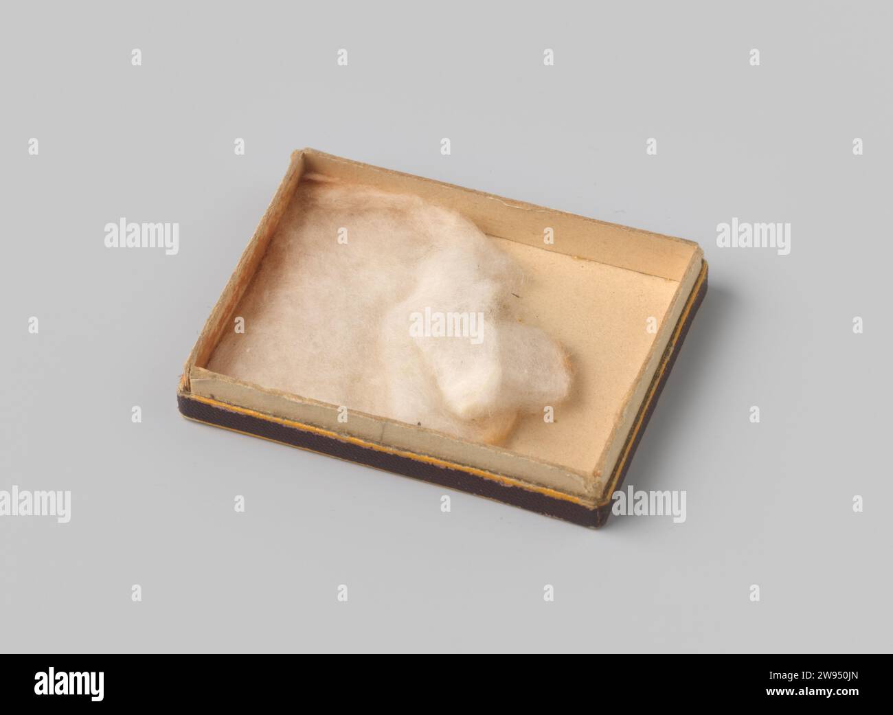 Box belonging to a bronze medal, Fernand Dubois, 1903 box Bottom of a ...