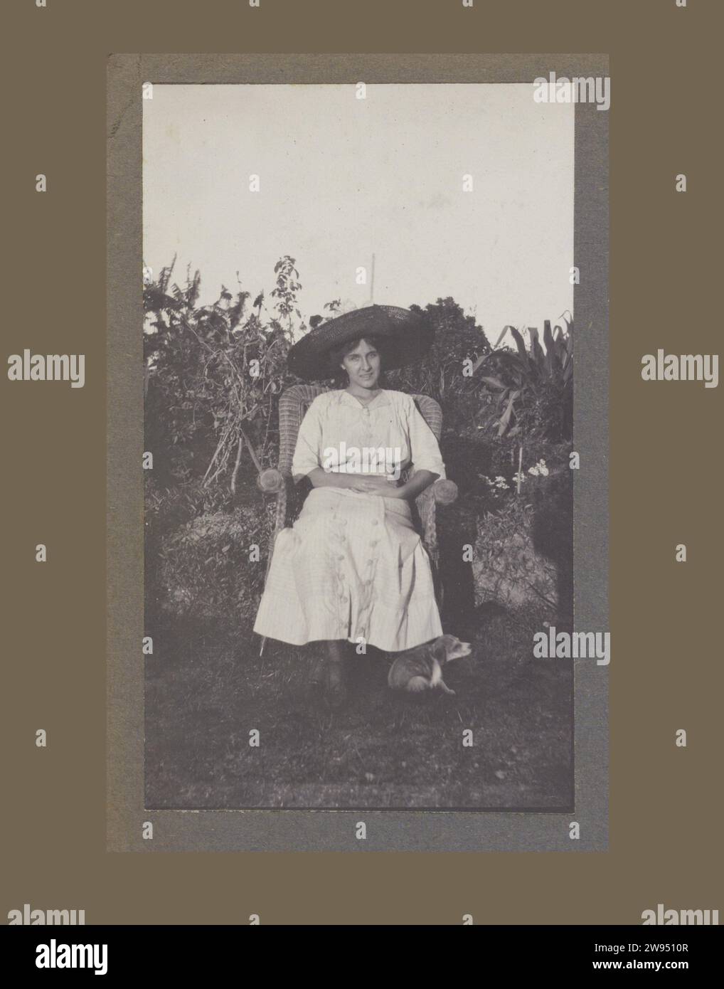 Maria Gonggrijp, sitting with hat, Andries Augustus Boom, 1911 ...