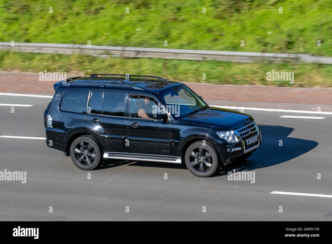 Mitsubishi shogun sg3 5 door euro 6 hi-res stock photography and images ...