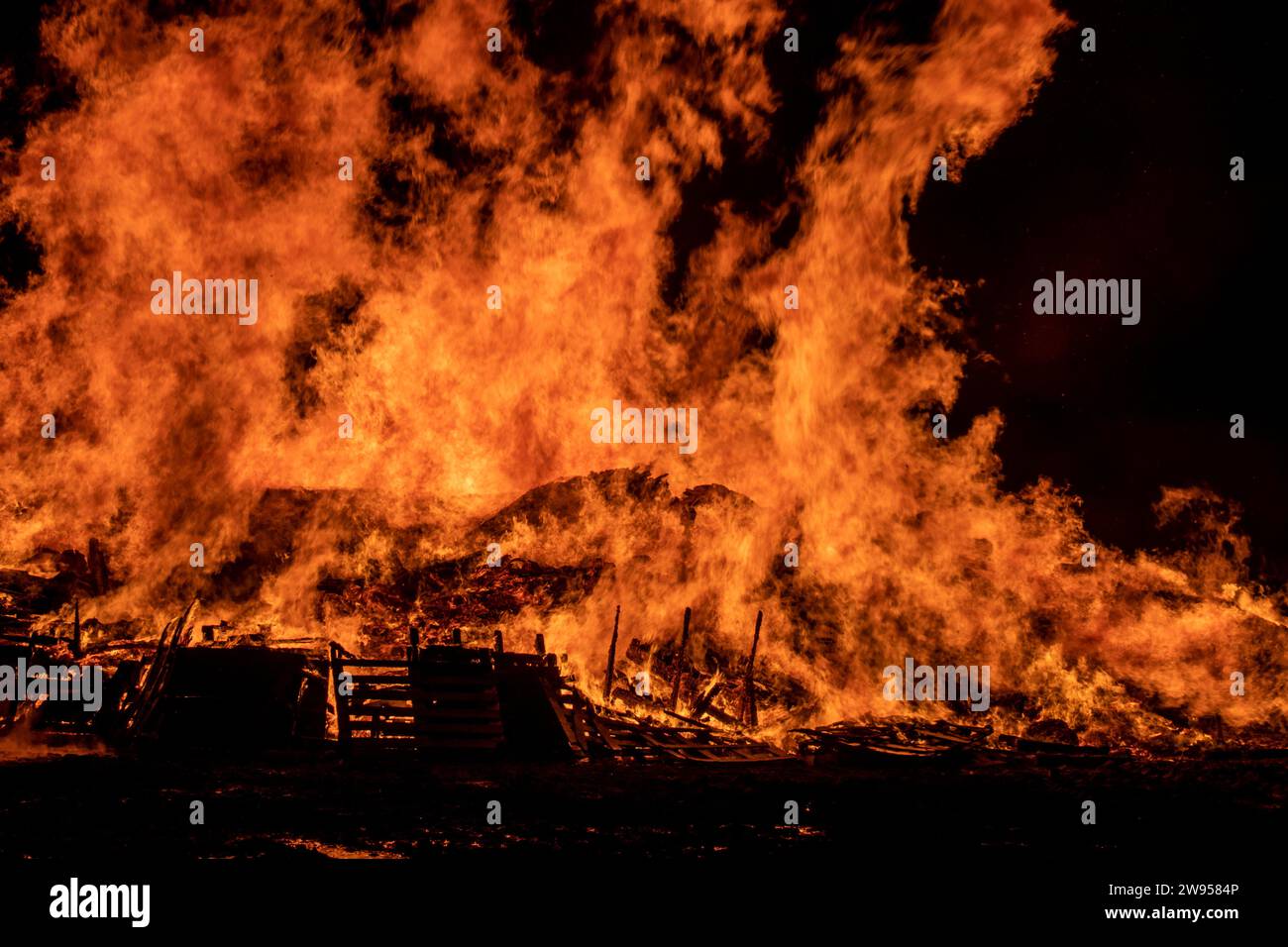 Wood burning in outdoor hi-res stock photography and images - Alamy