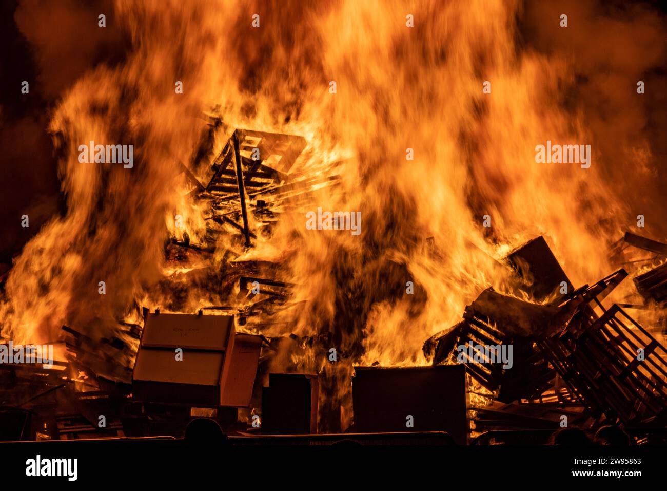 Flames embers burning in fire hi-res stock photography and images - Alamy