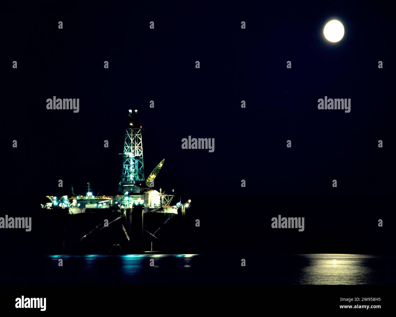 Oil rig night moon hi-res stock photography and images - Alamy