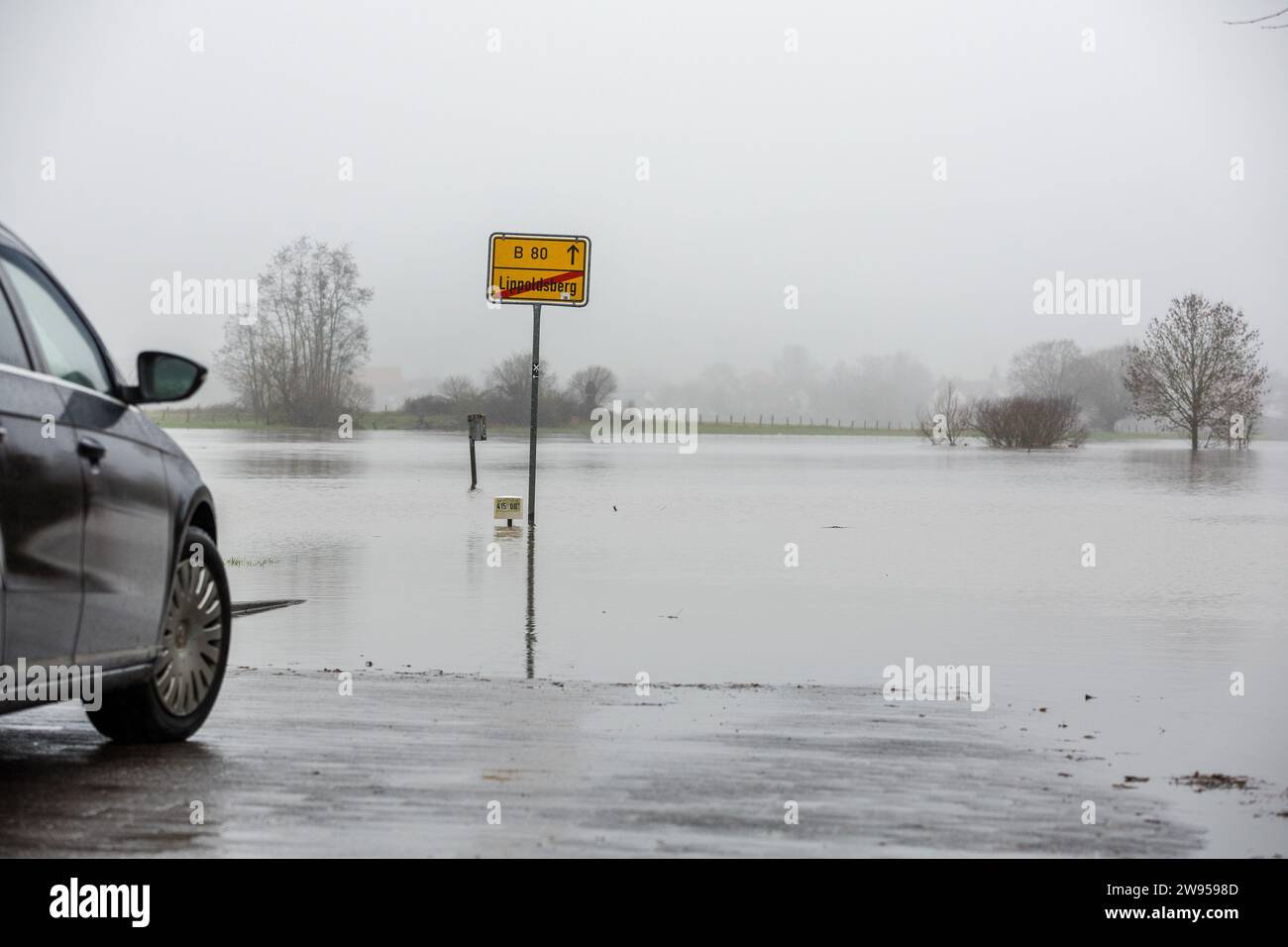 Hochwasser an der Weser, nur noch das Ortsschild des Ortes Lippoldsberg ...