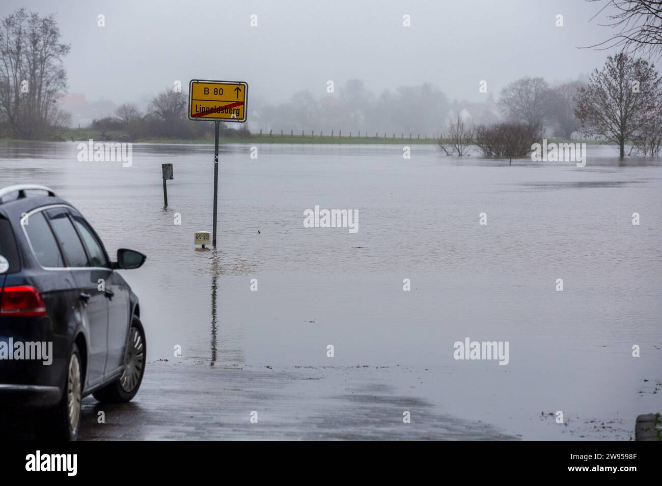 Hochwasser an der Weser, nur noch das Ortsschild des Ortes Lippoldsberg ...