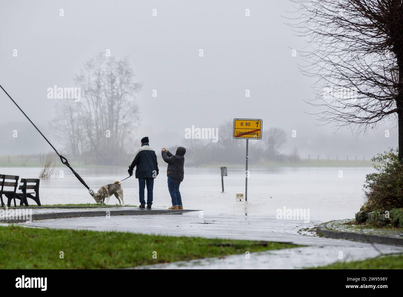 Hochwasser an der Weser, nur noch das Ortsschild des Ortes Lippoldsberg ...