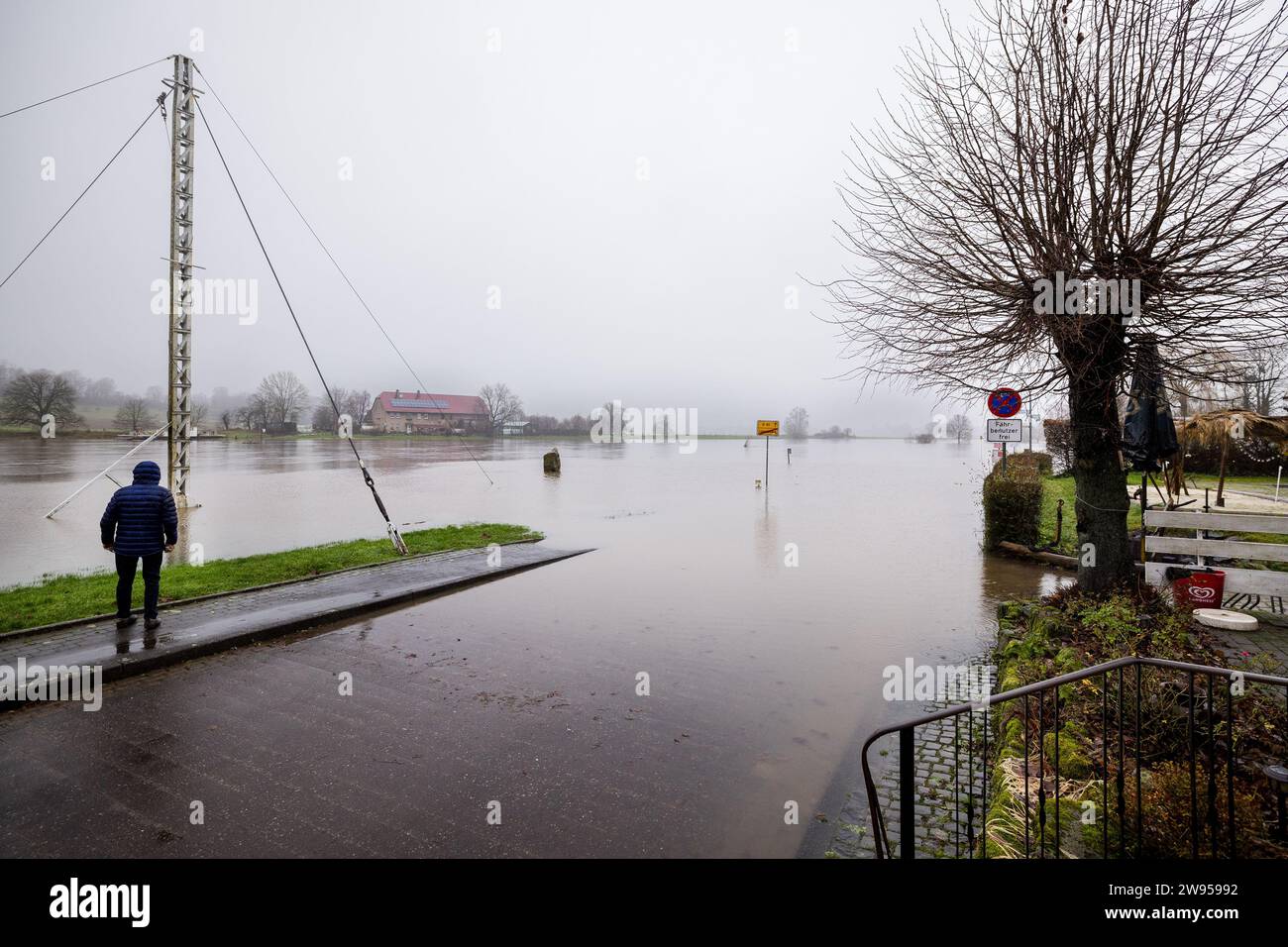 Hochwasser an der Weser, nur noch das Ortsschild des Ortes Lippoldsberg ...
