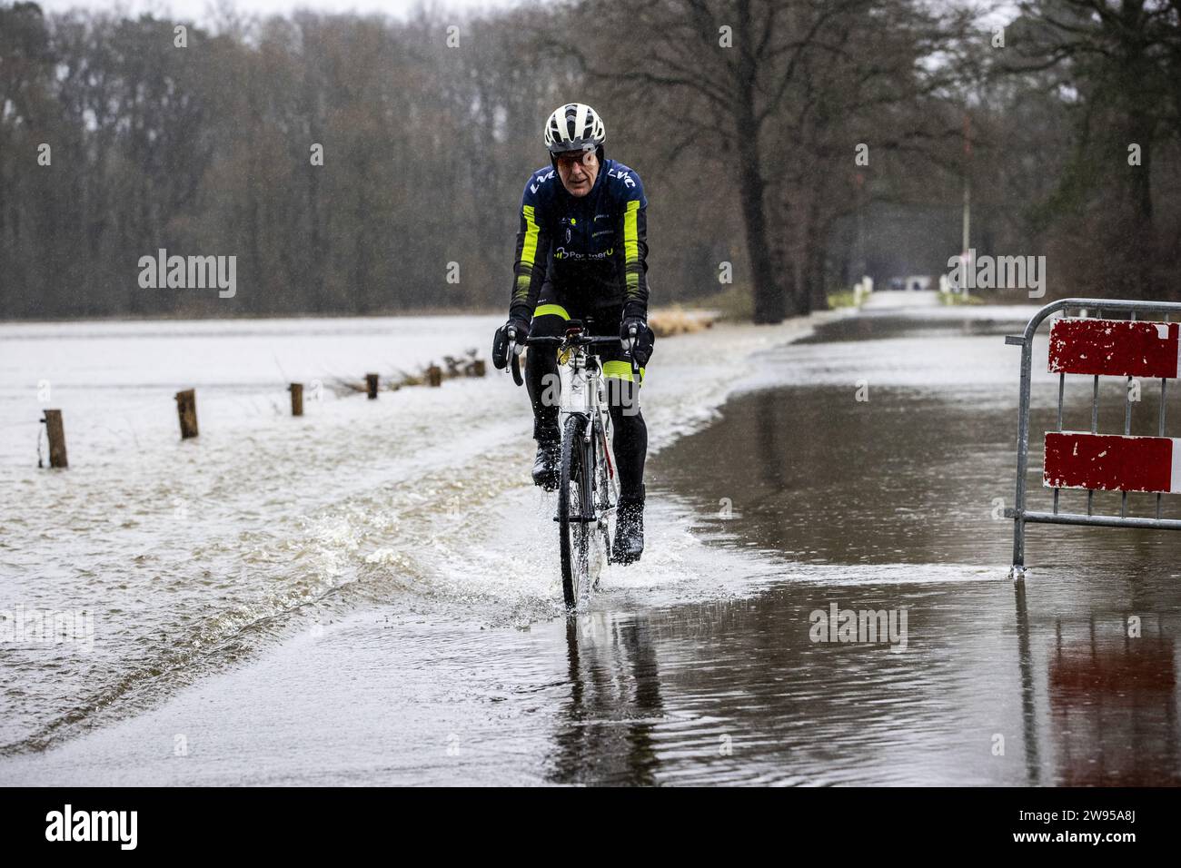 LOSSER - River De Dinkel overflows its banks and flows over a road in ...