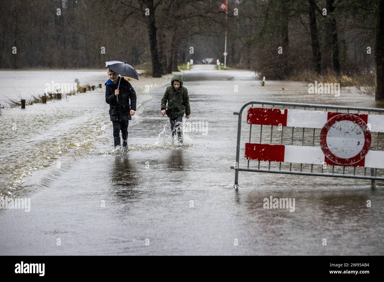 LOSSER - River De Dinkel overflows its banks and flows over a road in ...