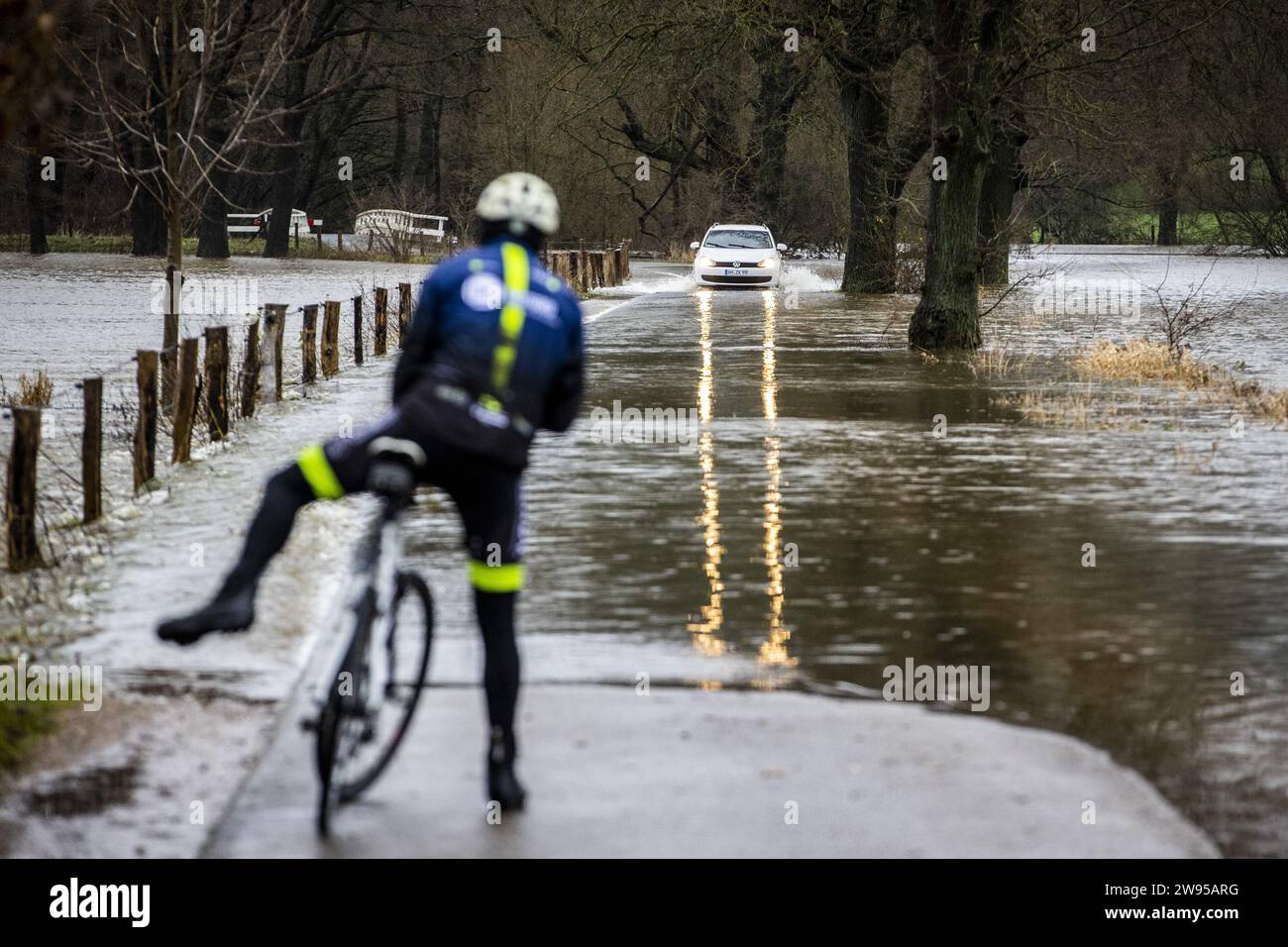 LOSSER - River De Dinkel overflows its banks and flows over a road in ...
