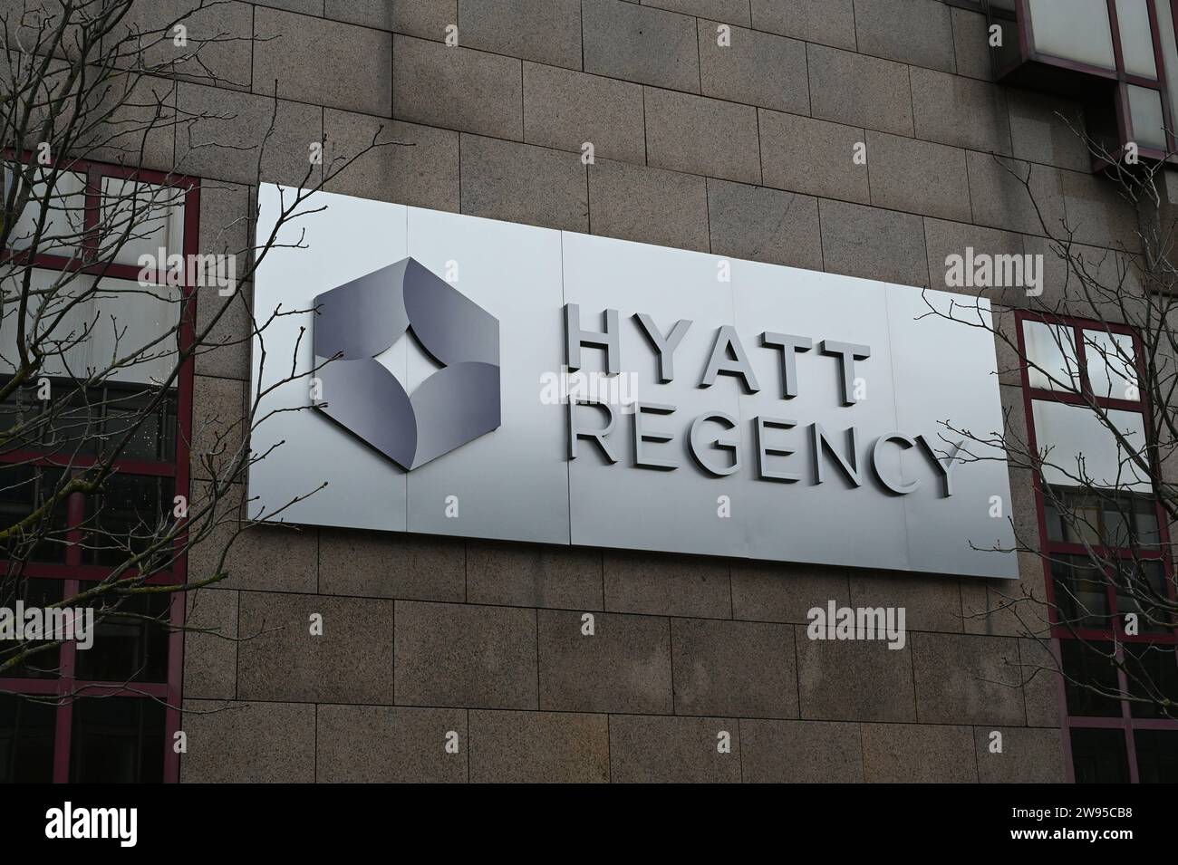 Logo, Schriftzug der Hotelkette Hyatt Regency an der Wand des Hotels ...