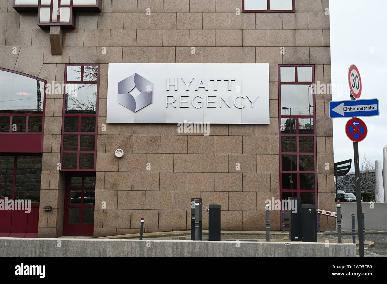 Logo, Schriftzug der Hotelkette Hyatt Regency an der Wand des Hotels ...