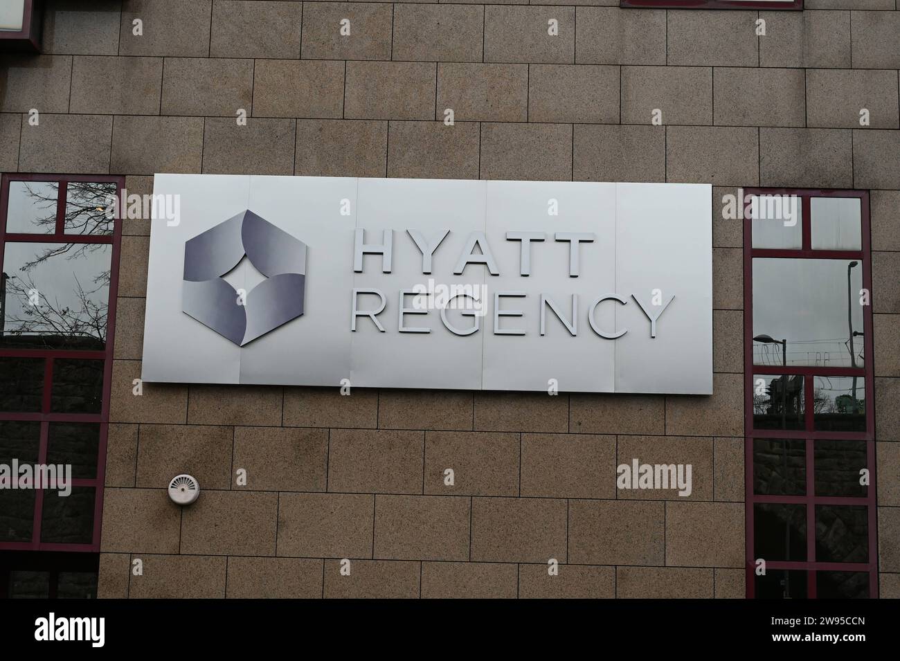 Logo, Schriftzug der Hotelkette Hyatt Regency an der Wand des Hotels ...