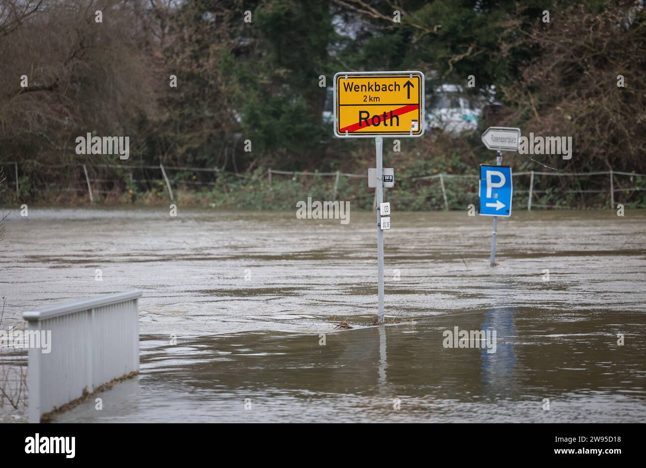 Roth, Germany. 24th Dec, 2023. The town sign of Roth protrudes from the ...