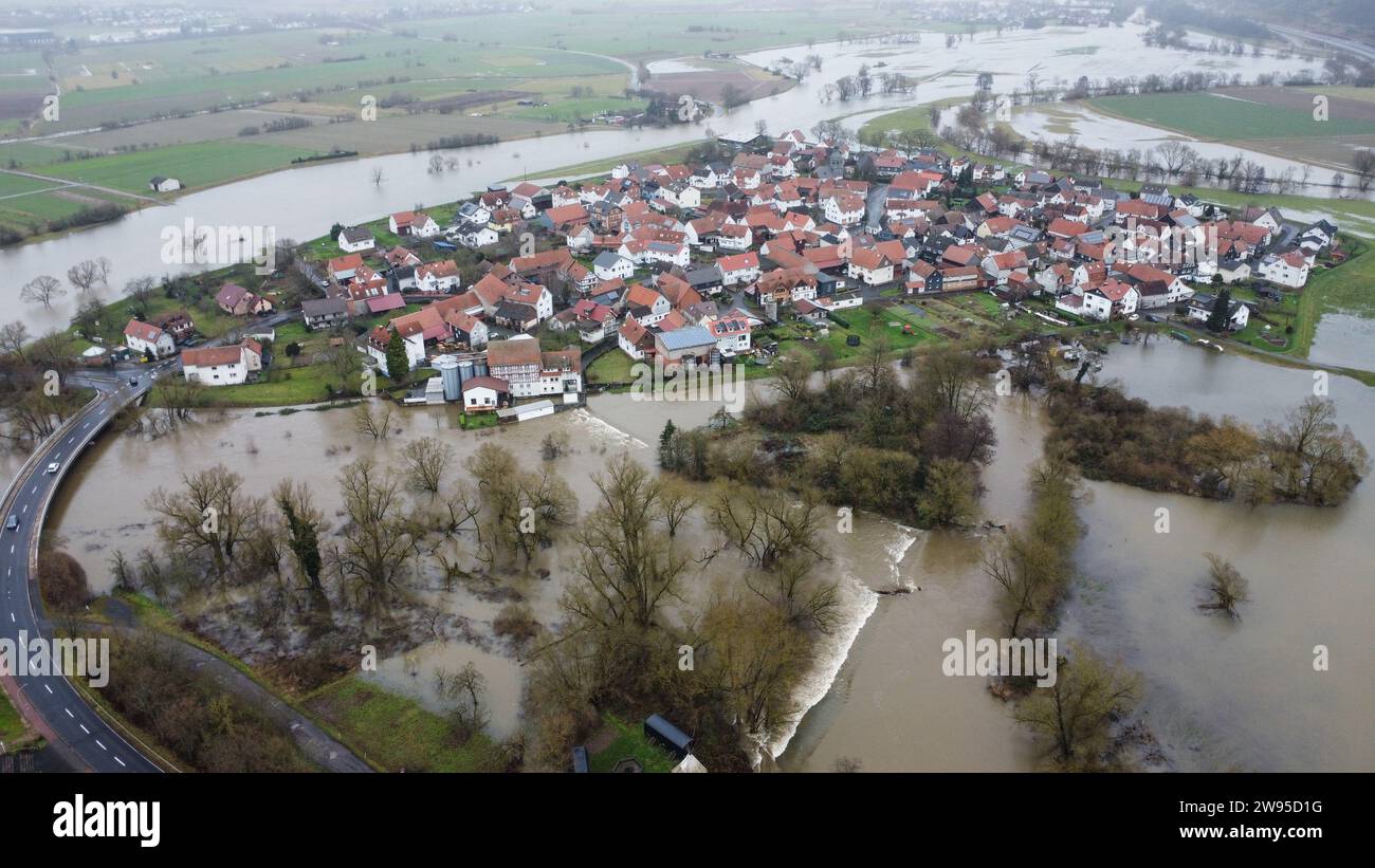 Roth, Germany. 24th Dec, 2023. The Lahn has burst its banks (photo ...