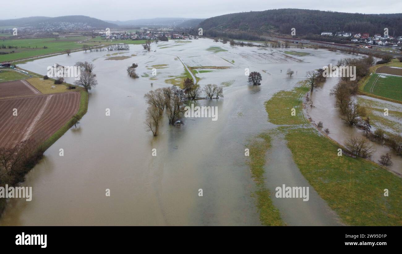 Roth, Germany. 24th Dec, 2023. The Lahn has burst its banks (photo ...