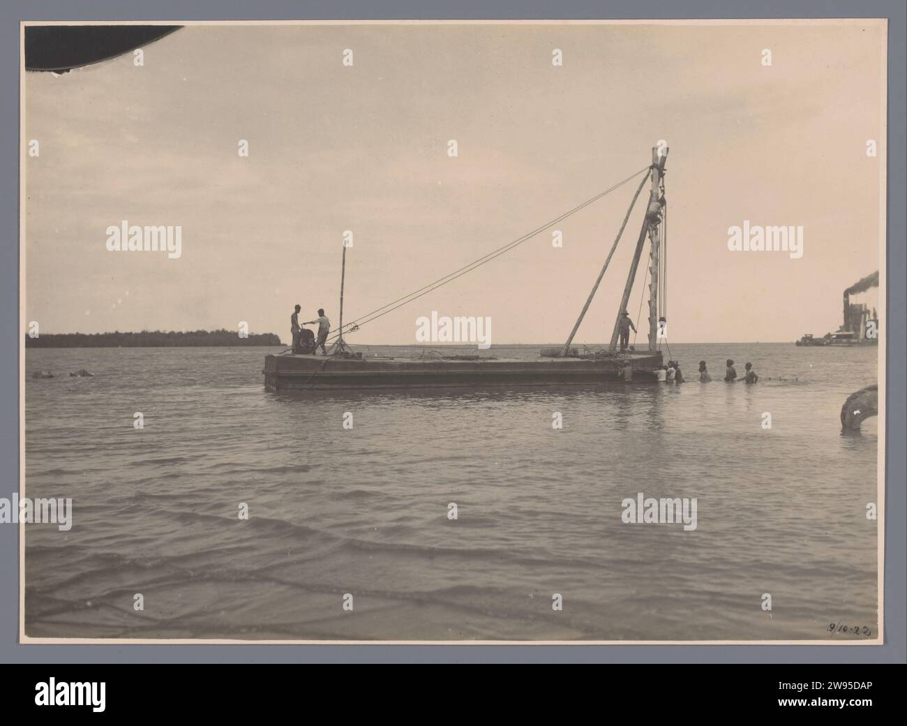 Heibak (Bokkebak), Anonymous, 1922 photograph Boat on which a pile ...