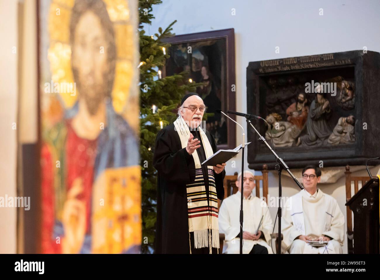 Berlin, Germany. 24th Dec, 2023. Rabbi Andreas Nachama (l-r) speaks at ...