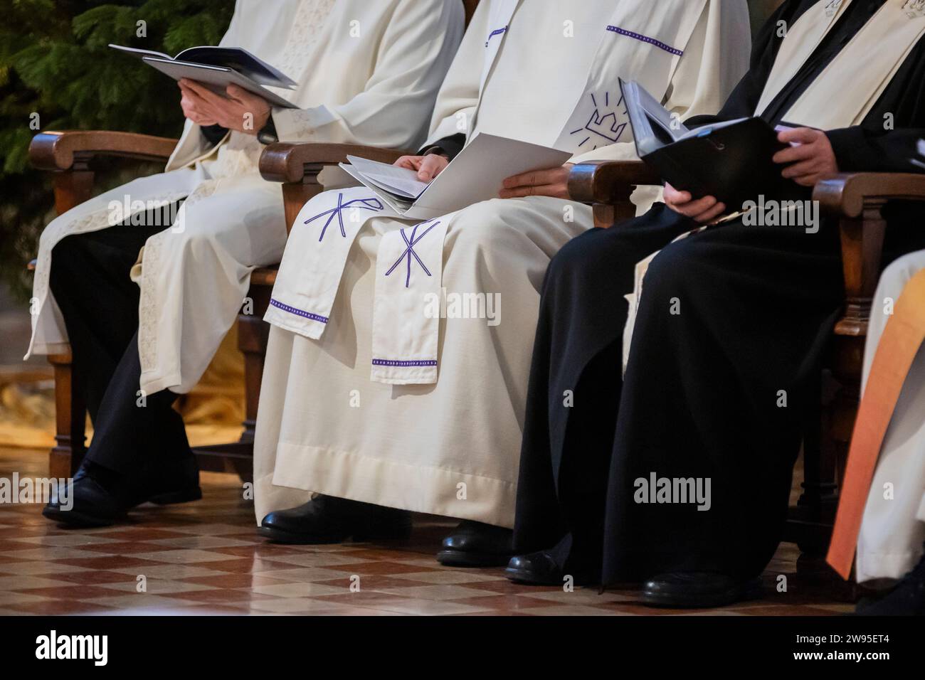 Berlin, Germany. 24th Dec, 2023. Imam Osman Örs (l-r), Pastor Gregor ...