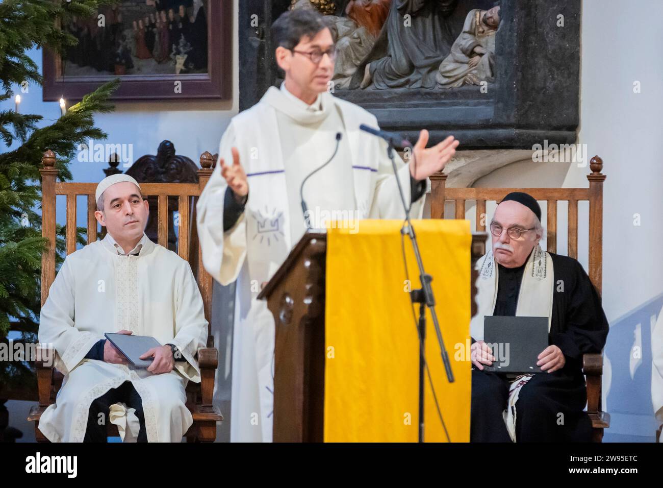 Berlin, Germany. 24th Dec, 2023. Imam Osman Örs (l-r), Pastor Gregor ...