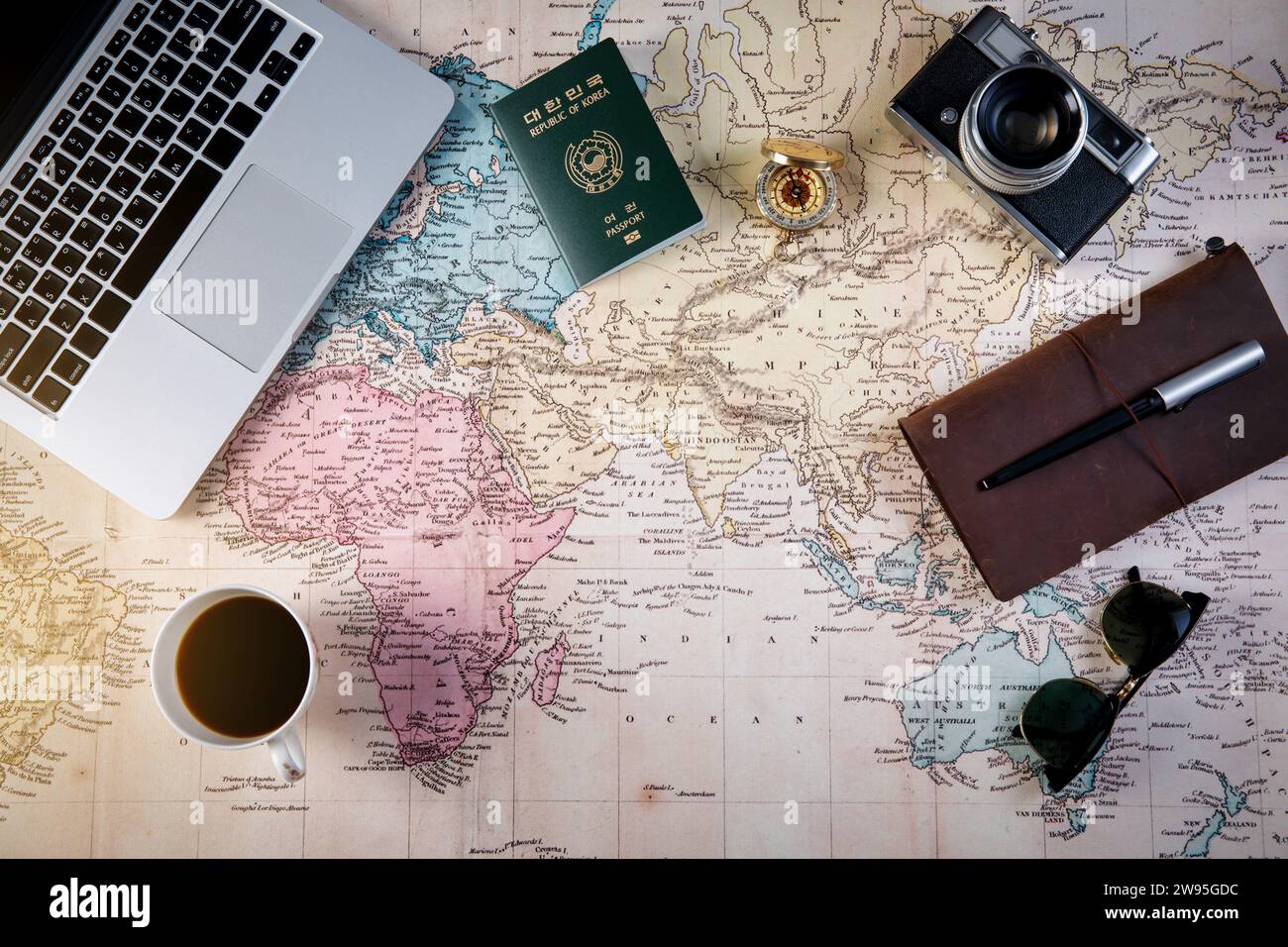 Traveler with map hi-res stock photography and images - Alamy