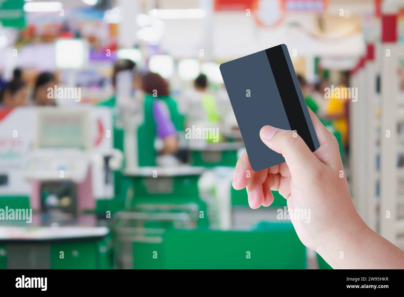 Paying credit card for purchases at the supermarket Stock Photo - Alamy