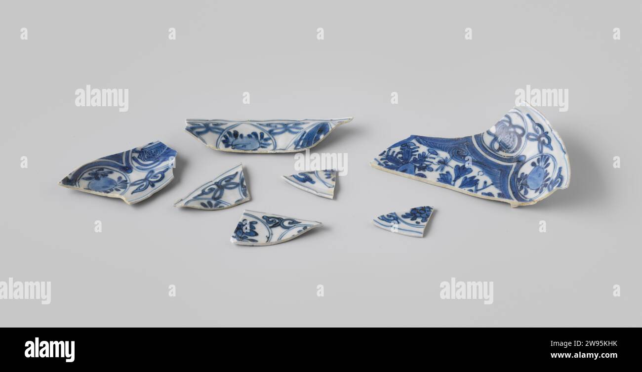 Porcelain shards hi-res stock photography and images - Alamy