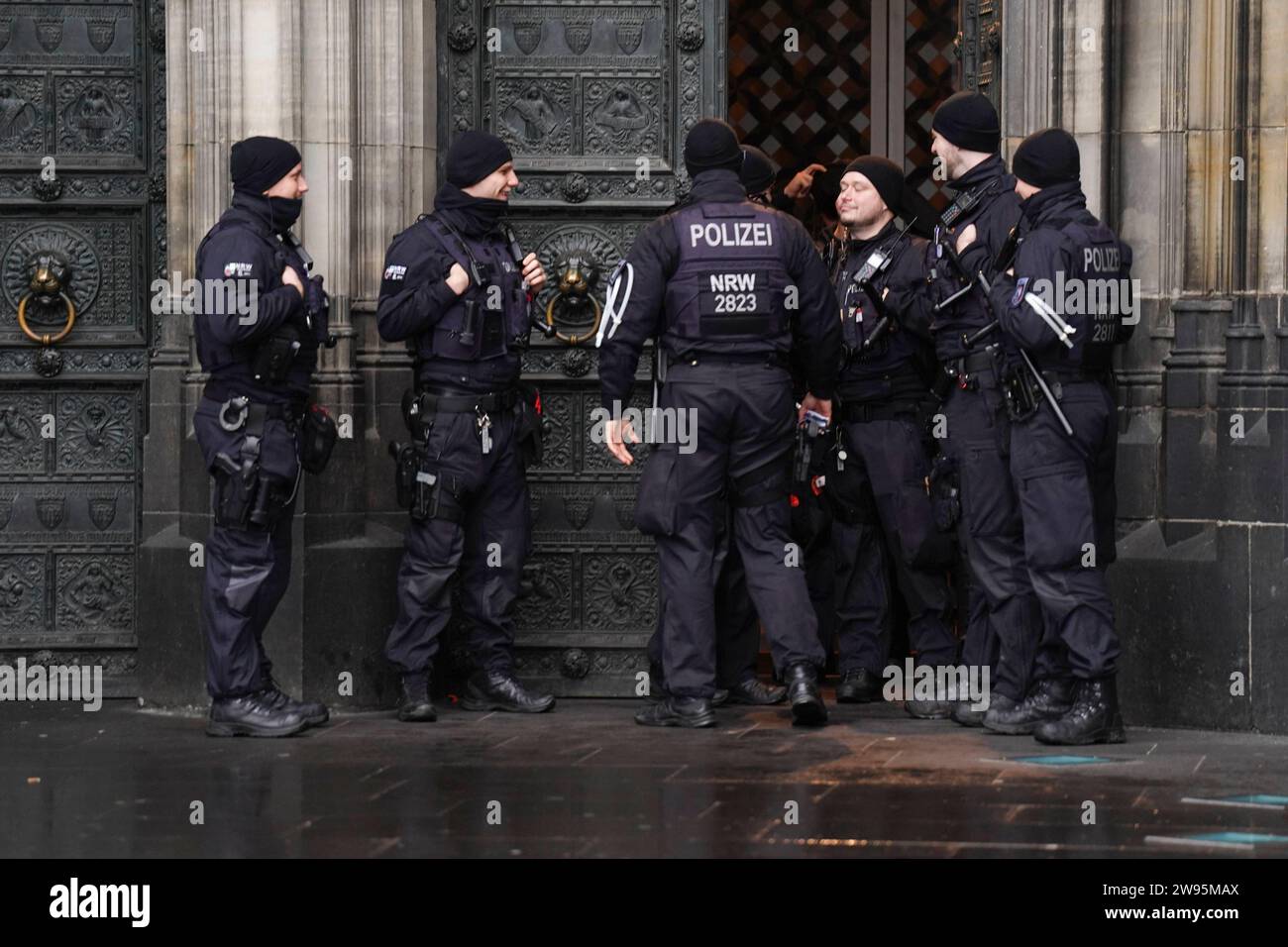 Polizeiliche Sicherheitsmassnahmen am Koelner Dom vor dem Gottesdienst ...