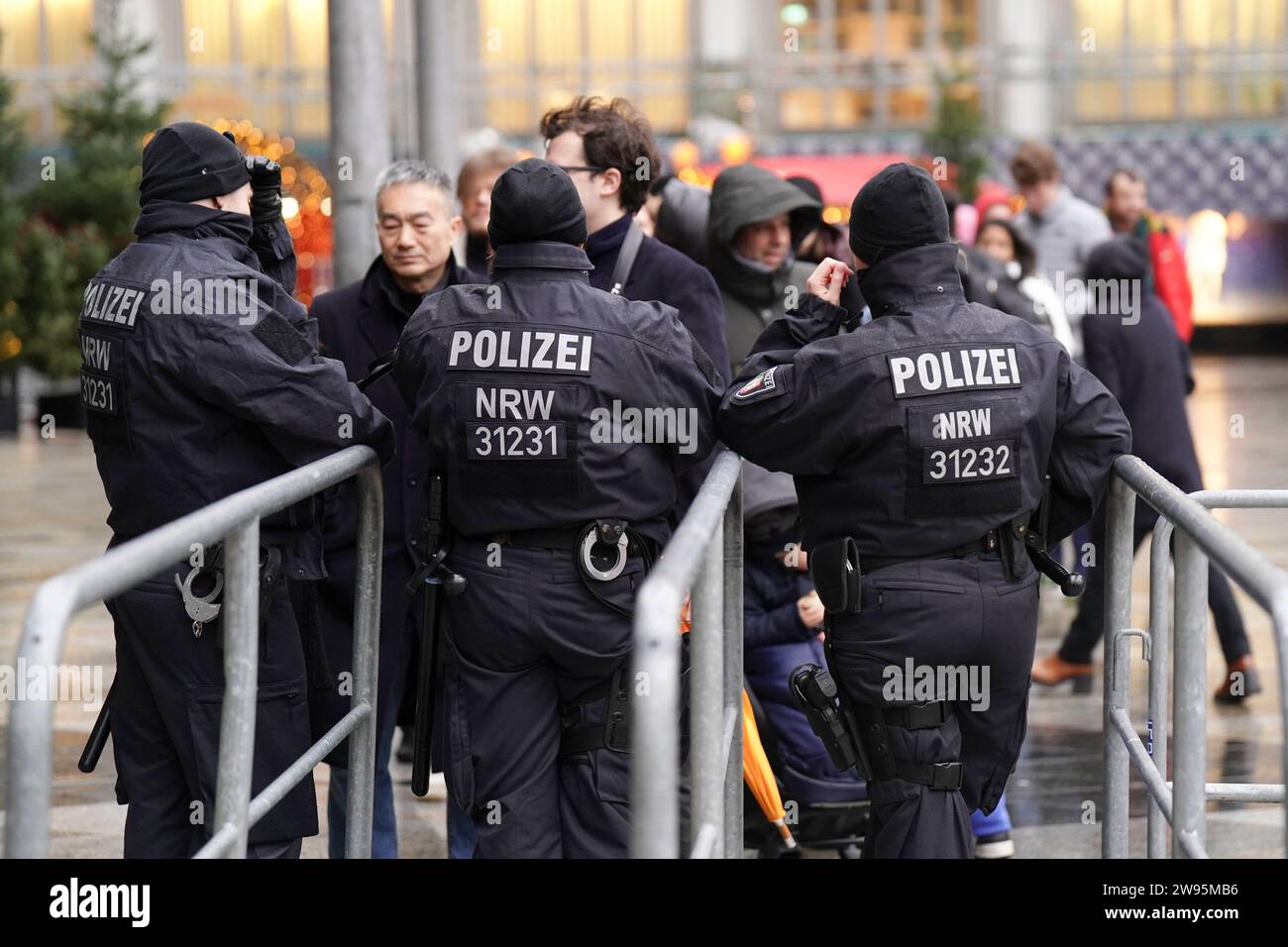 Polizeiliche Sicherheitsmassnahmen am Koelner Dom vor dem Gottesdienst ...