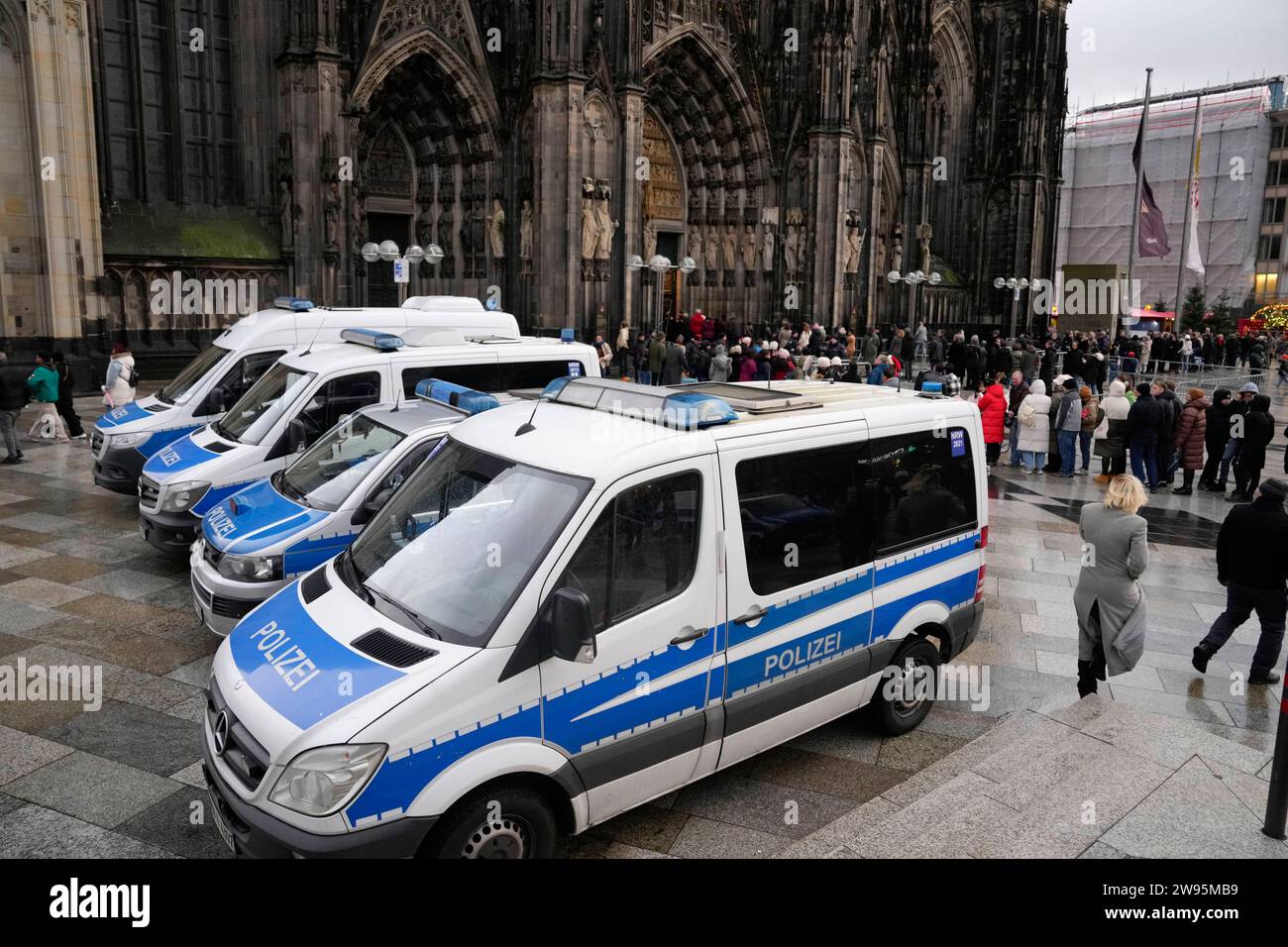 Polizeiliche Sicherheitsmassnahmen am Koelner Dom vor dem Gottesdienst ...