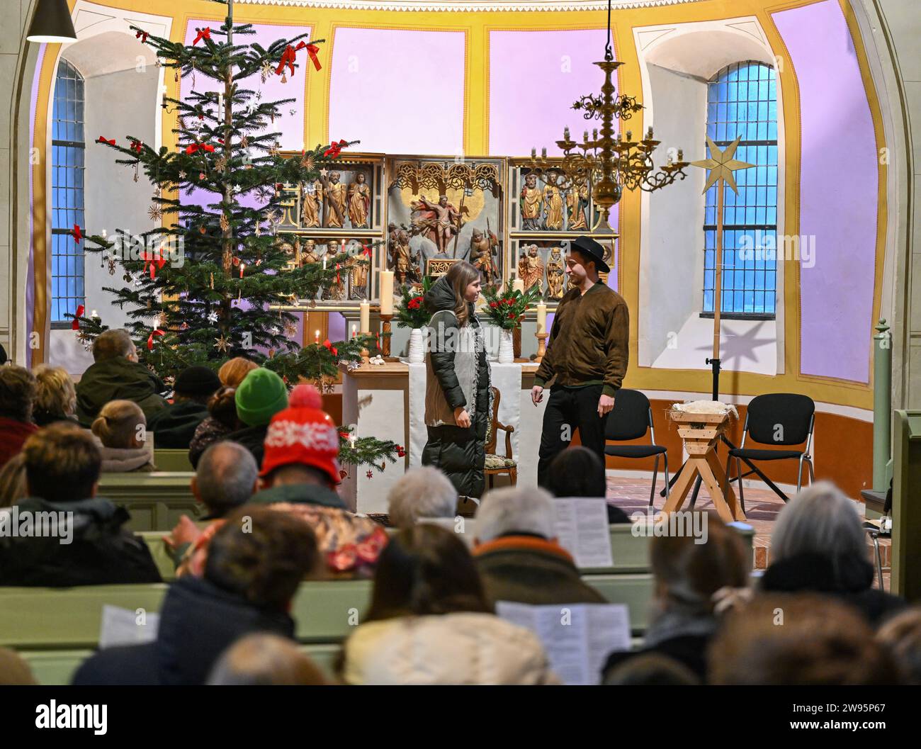Sieversdorf, Germany. 24th Dec, 2023. Christmas Vespers with a nativity ...