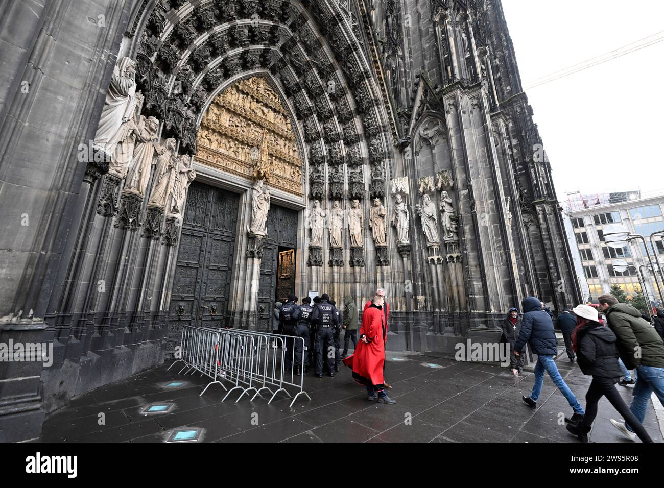 Cologne, Germany. 24th Dec, 2023. Police officers check every visitor ...