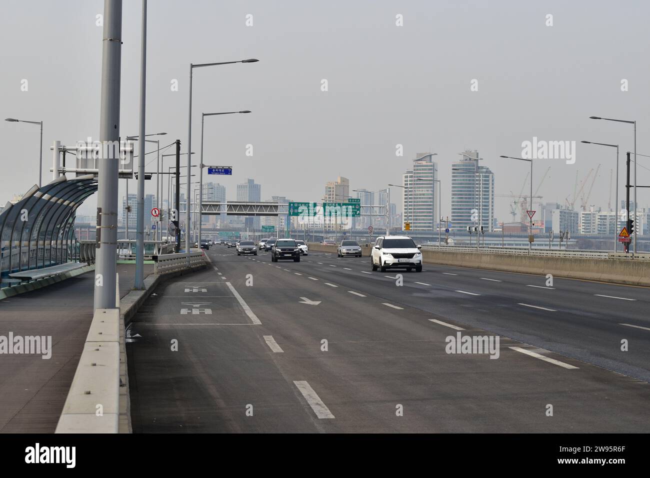 Cars driving on the Songpa-daero highway on the Jamsil bridge ...