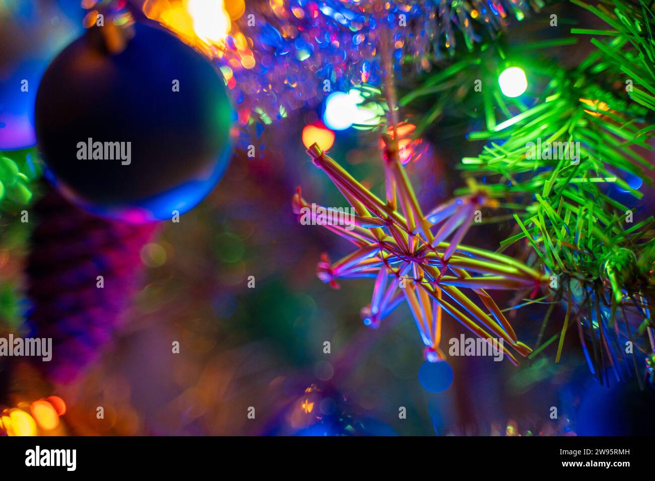 Baum mit girlande hi-res stock photography and images - Alamy