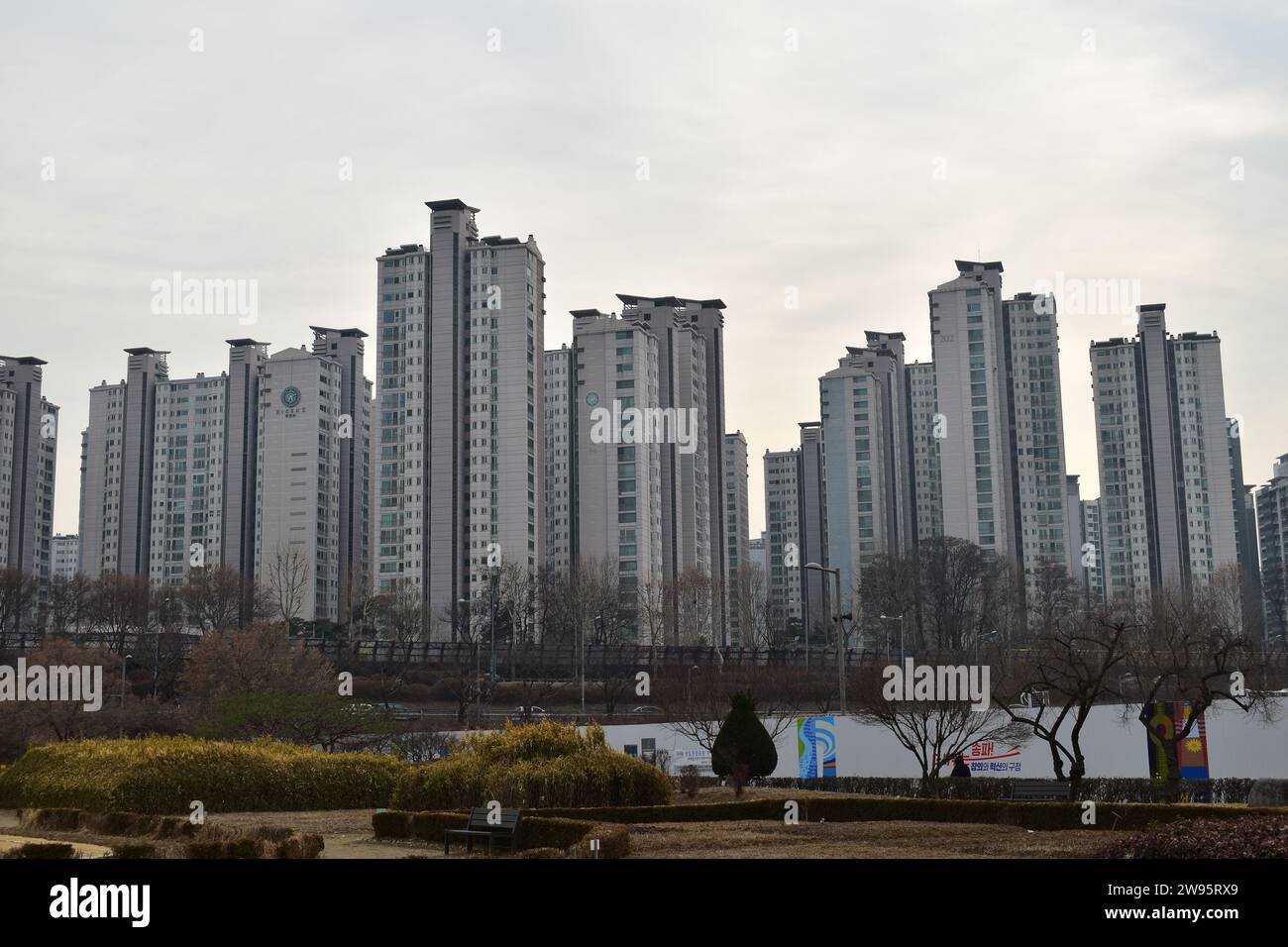 Multiple residential apartment buildings near the river Han in Songpa ...