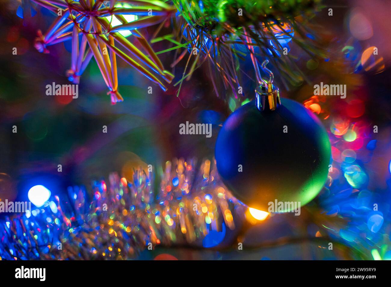 Baum mit girlande hi-res stock photography and images - Alamy