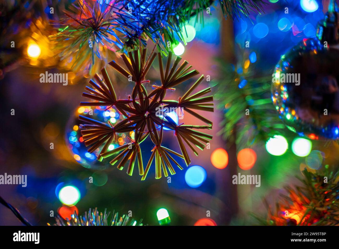 Baum mit girlande hi-res stock photography and images - Alamy