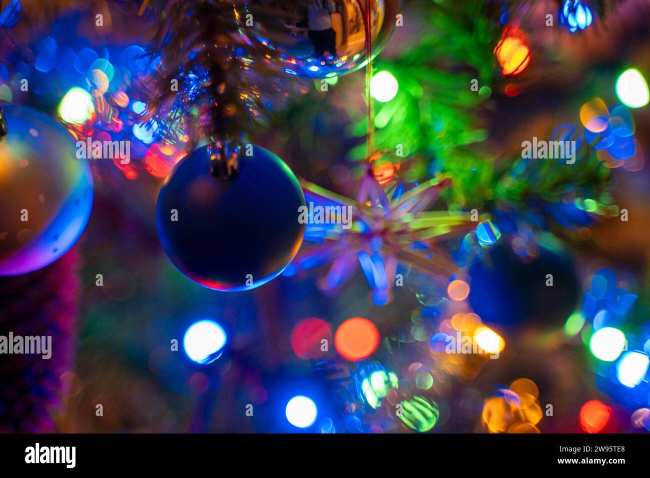 Baum mit girlande hi-res stock photography and images - Alamy