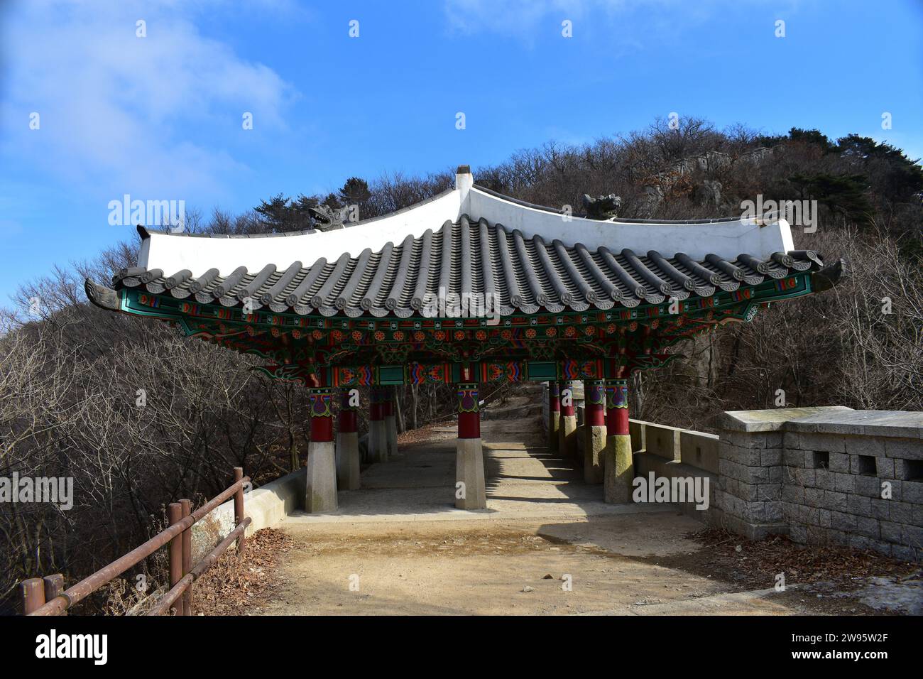 Korean traditional gate hi-res stock photography and images - Alamy