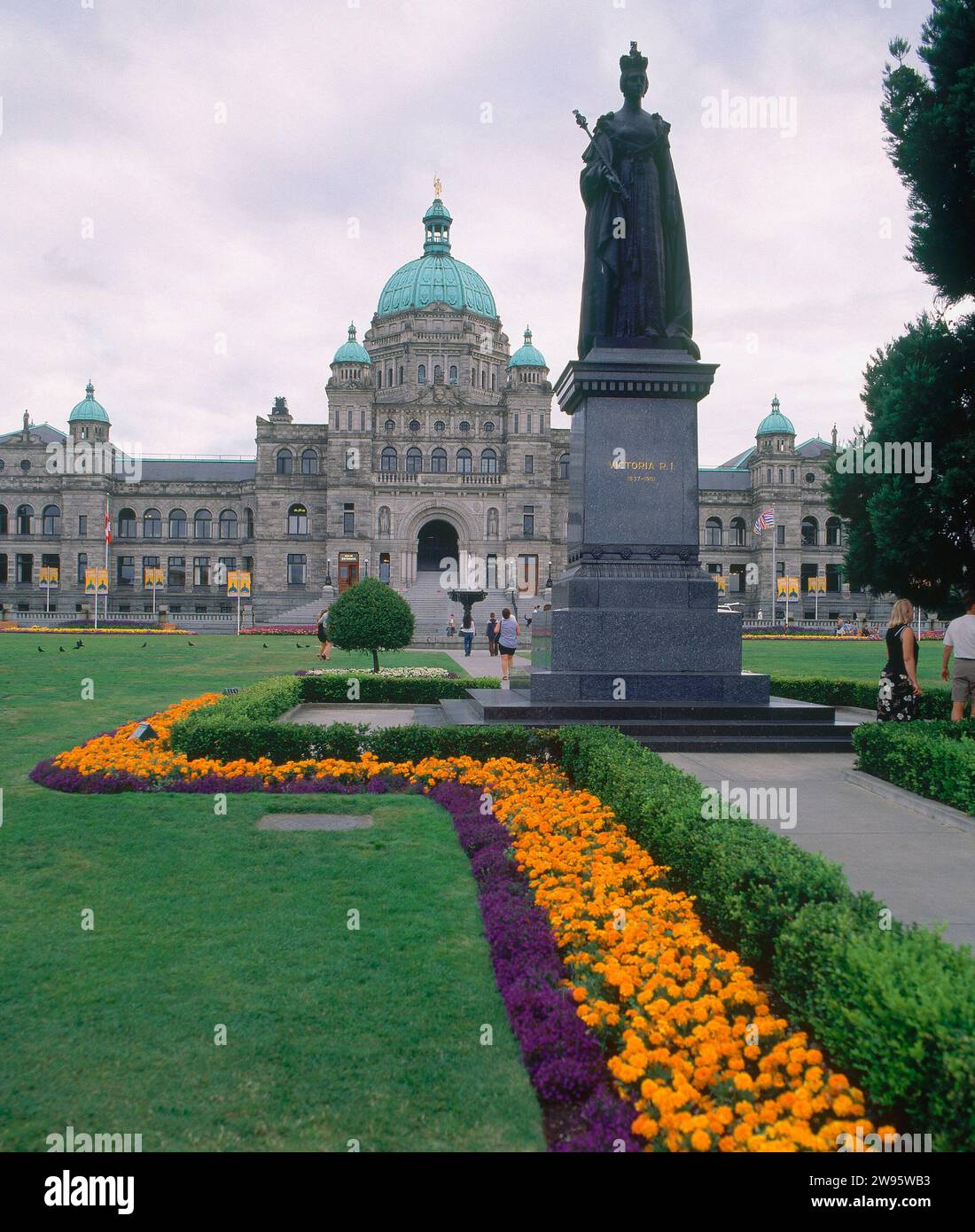 EXTERIOR - ESTATUA DE LA REINA VICTORIA I DE INGLATERRA. Location ...