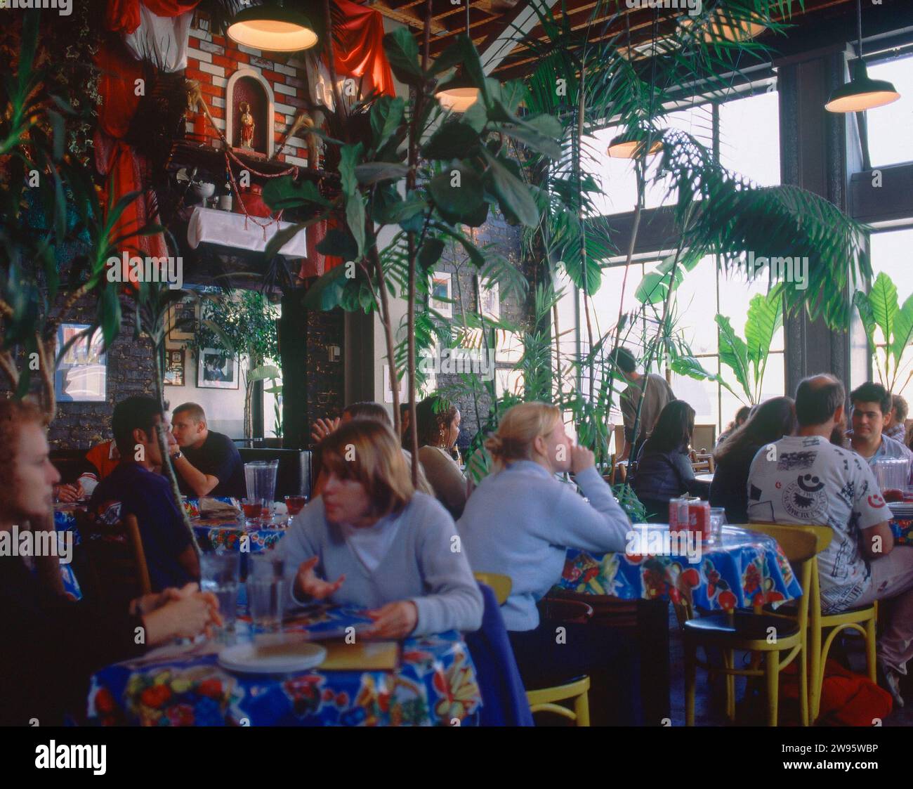 INTERIOR - RESTAURANTE CHA CHA CHA EN HAIGHT ASHBURY. Location ...