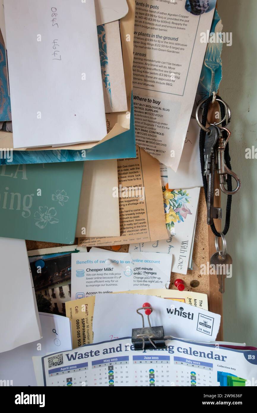 Notice board pins hi-res stock photography and images - Alamy