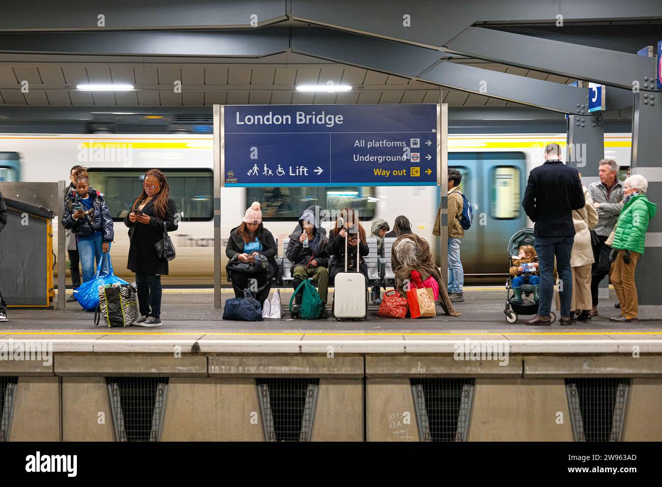 People Commuting through London Bridge Station at Christmas Eve, Euston ...