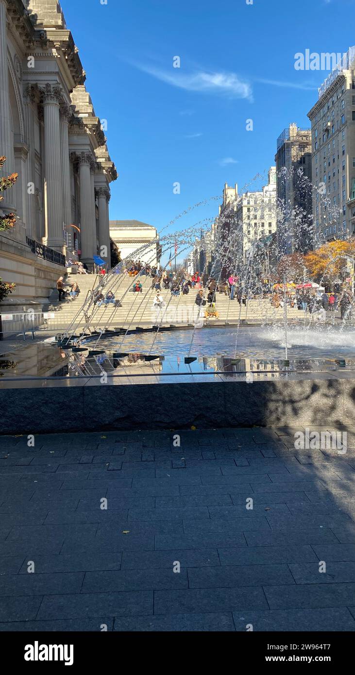 Outside the metropolitan museum of art hi-res stock photography and ...