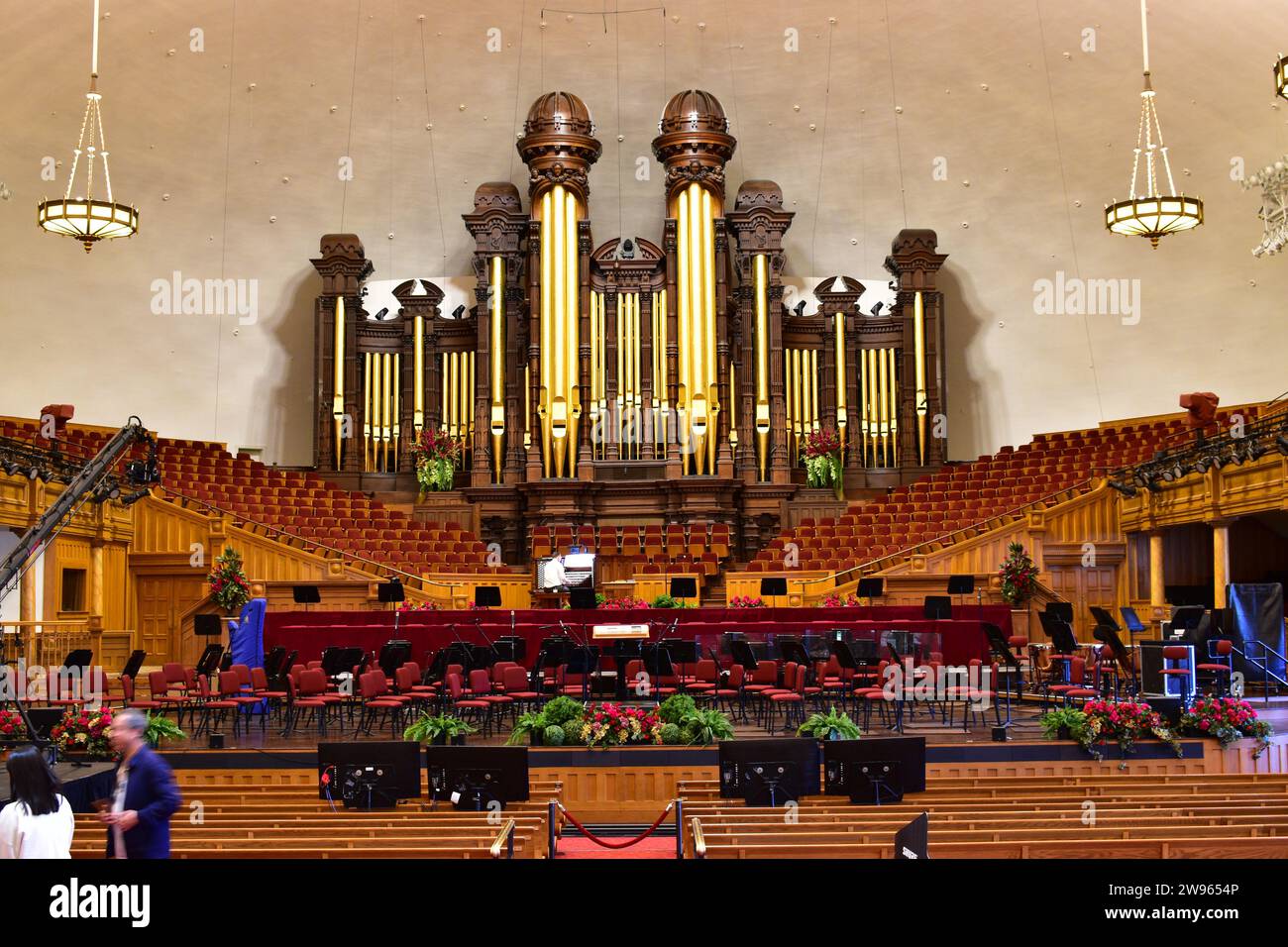 Mormon man playing the pipe organ inside the Salt Lake City Tabernacle ...