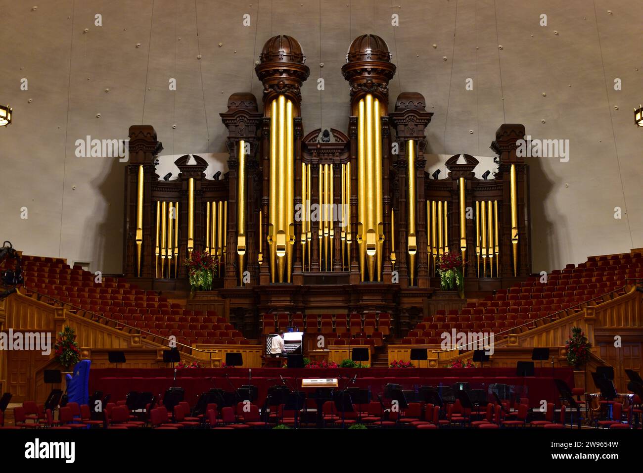 Mormon man playing the pipe organ inside the Salt Lake City Tabernacle ...